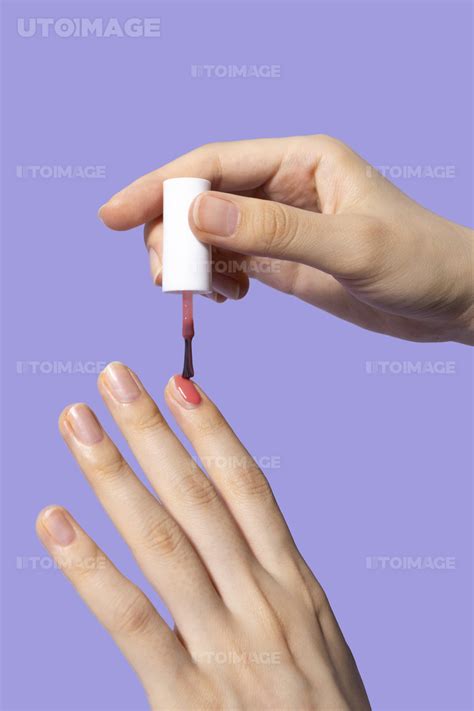 뷰티핸즈매니큐어 바르는 핸즈 사진 이미지 유토이미지 상세페이지 베이직샵 22138147