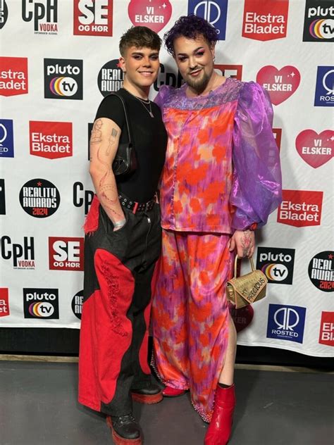 Blottede Bryster G String Og Morgenkåbe Sådan Dukkede Reality