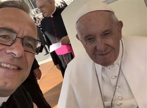 Папата Франциск доби персонализирани жолти патики Ohridnews