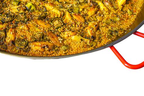 상단 View 스페인어 빠에야 국물 쌀 와 아티 초크 야채 및 닭고기 흰색 배경에 고립되어 있습니다 전형적인 스페인 요리 스페인에서 음식 복사 공간 단계 5 0명에 대한