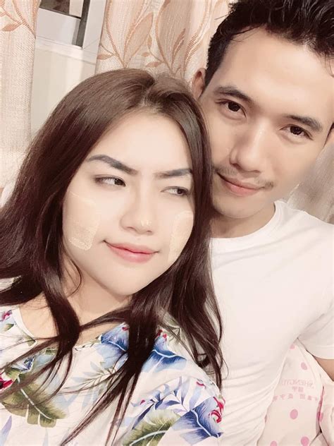 အိမ်အပေါ်ထပ်မှာ စုံတွဲသီချင်းတွေကို လိုက်ဖက်ညီစွာ သီဆိုနေတဲ့ ဘေဘီတို့ စုံတွဲလေးကို ဆေးထိုးစနောက