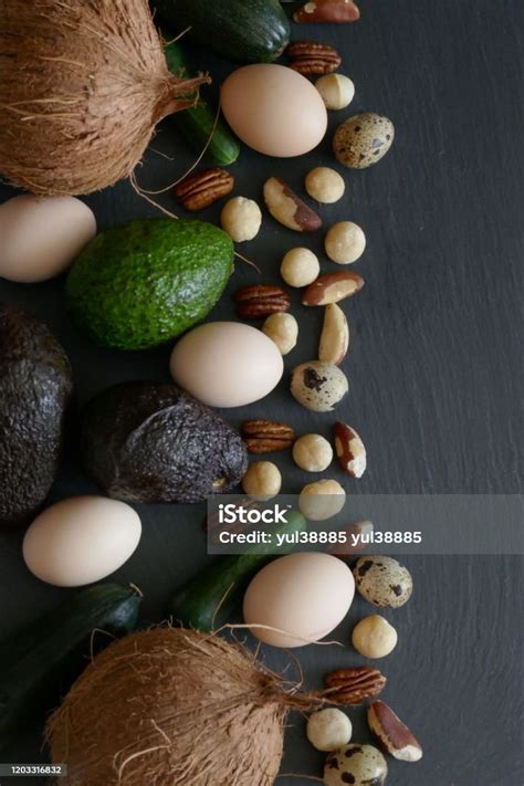 케톤 생성 다이어트lchf 검은 슬레이트 배경에 아보카도 계란과 견과류 코코넛 케토 제품 케토 음식 저탄수화물 식단을 위한 채소와 견과류 0명에 대한 스톡 사진 및 기타