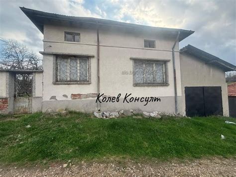 Продавам къща в с Динево Двуетажна къща 130 кв м РЗП 1000 кв м двор Къщи Вили Динево