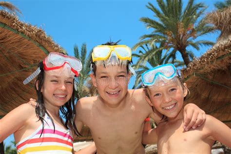 Snorkel маск малышей стоковое изображение изображение насчитывающей усмехаться 12112067