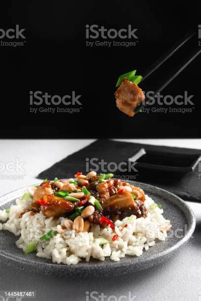 아시아 요리 여자의 손에는 아시아 음식 스틱이 있습니다 위에서 회색 배경보기에 닭고기와 쌀 얇게 썬 닭 가슴살과 바질을 볶은 밥 태국 요리 0명에 대한 스톡 사진 및 기타