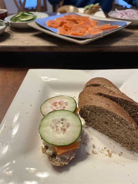 훈제연어 오픈 샌드위치