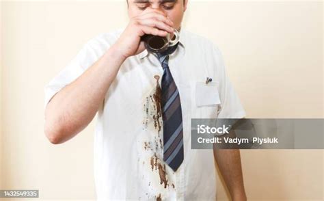 사무실 근로자가 흰색 셔츠에 커피를 흘리고 있습니다 직업 소진 손에 머그잔불행한 관리자 스트레스가 많은 직업 절망적 인 사람