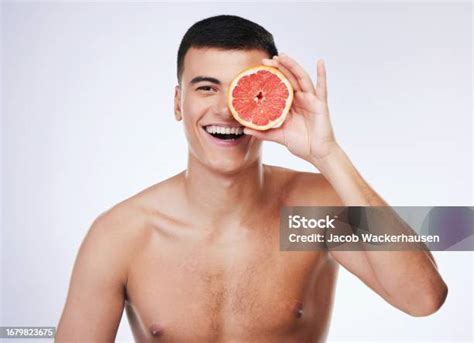 아름다움 자몽 건강은 스킨케어 해독 천연 화장품을 위해 스튜디오에 있는 남자의 초상화와 함께합니다 비타민 C 영양 및 스파와 함께 하얀 배경에 사람과 과일이 있어 자기