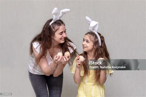 부활절 토끼 귀를 가진 두 소녀가 부활절 달걀을 손에 들고 있습니다 행복한 부활절 되세요 20 24세에 대한 스톡 사진 및 기타 이미지 Istock