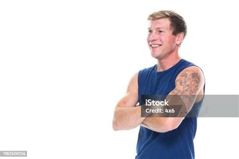 전체 길이 사이드 뷰 프로필 보기 1 명 만 2029세 성인 잘 생긴 사람 코 카 서 남성 젊은 남성 민소매 서 탱크 탑 청바지 바지 캔버스 신발 시원한 자세 20 29세에