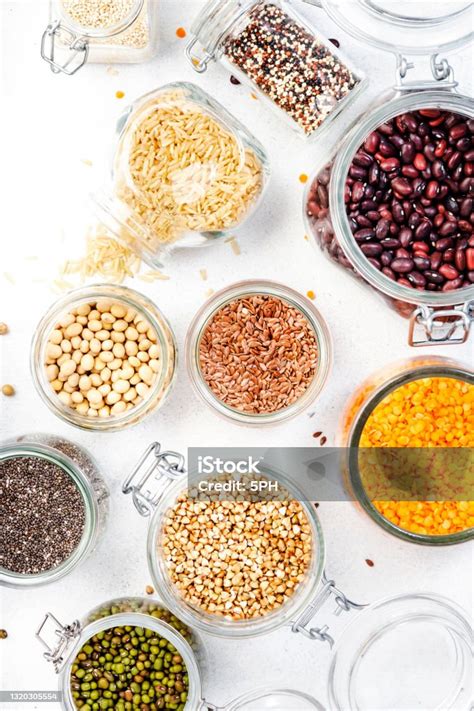 플라스틱 무료 저장 및 조리 개념 다양한 유기농 슈퍼푸드 콩 곡물 곡물 콩류 재사용 가능한 캔 및 항아리의 씨앗 흰색 테이블