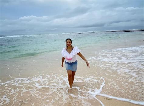 Potret Seru Feni Rose Saat Liburan Ke Pantai