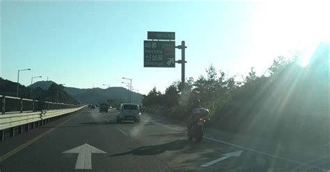 자동차 전용도로에 나타난 오토바이 위험천만