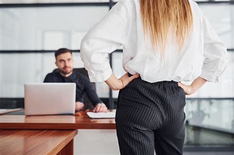 정장 옷을 입은 여성과 남성이 사무실에서 테이블로 함께 작업합니다 20 24세에 대한 스톡 사진 및 기타 이미지 20 24세 2명 기업 비즈니스 Istock