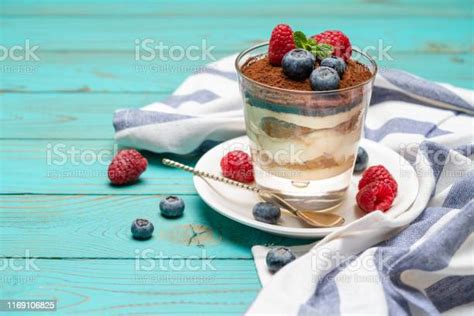 나무 배경에 유리 컵에 블루 베리와 딸기와 고전적인 티라미수 디저트 0명에 대한 스톡 사진 및 기타 이미지 0명 그릇 냅킨 Istock