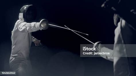 두 명의 프로 펜싱 선수가 전투에서 충돌하는 검을 저지합니다 공격에 18 19세에 대한 스톡 사진 및 기타 이미지 18 19세 1위 2명 Istock