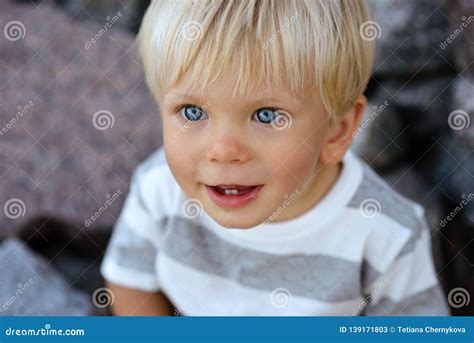 Leuke Jongen Met Blond Haar En Blauwe Ogen Stock Afbeelding Image Of