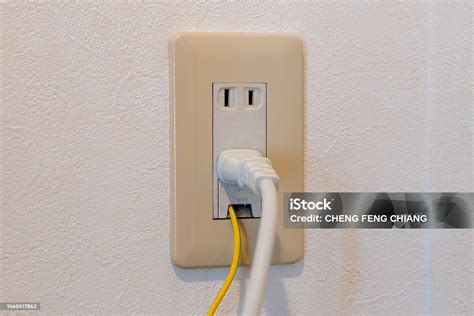 전원 플러그와 접지선은 일본 전기 콘센트에 연결됩니다 0명에 대한 스톡 사진 및 기타 이미지 0명 개념 구멍 Istock