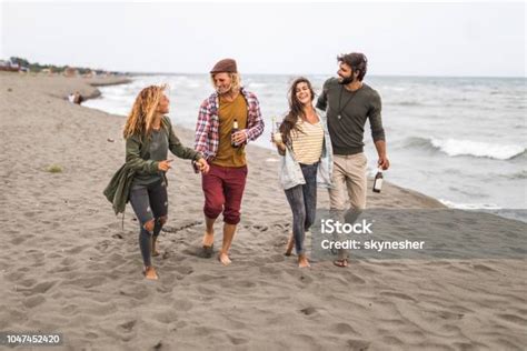 행복 한 커플 해변에 산책 하는 동안 이야기의 전체 길이입니다 4 명에 대한 스톡 사진 및 기타 이미지 4 명 가을 걷기 Istock