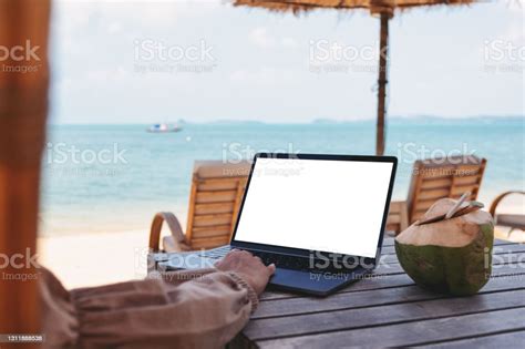 해변에 앉아있는 동안 빈 데스크톱 화면으로 노트북 터치 패드를 사용하고 만지는 여성 노트북에 대한 스톡 사진 및 기타 이미지