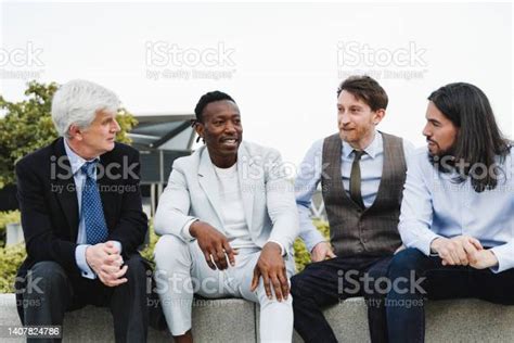 사무실 밖에서 야외 활동을 즐기는 다인종 사업가 아프리카 계 미국인 남성의 얼굴에 집중 30 34세에 대한 스톡 사진 및 기타 이미지 30 34세 35 39세 40