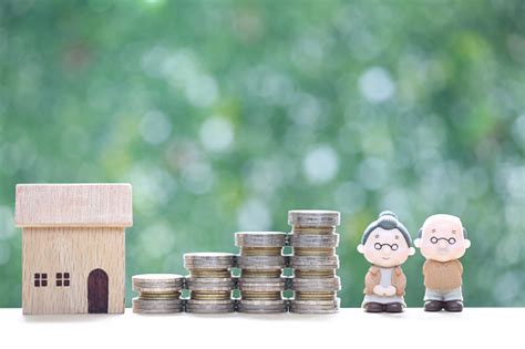 뮤추얼 펀드 자연 녹색 배경에 동전 돈의 스택과 사랑 부부 선임 및 모델 하우스 미래에 준비하기위한 돈을 절약하고 연금 은퇴 개념 통화에 대한 스톡 사진 및 기타 이미지