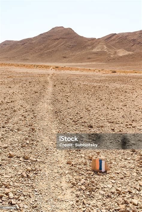 사막 산맥 트레일 은 계곡 풍경 이스라엘 자연을 표시 합니다 0명에 대한 스톡 사진 및 기타 이미지 0명 경관 계곡 Istock