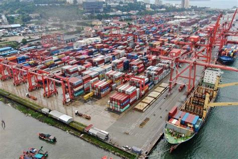 ក្នុងនោះដែរ ទំហំពាណិជ្ជកម្មរវាងកម្ពុជា និងវៀតណាមមានចំនួន ៣ ៣ ប៊ីលានដុល្លារ ខណៈថៃមានចំនួន ១