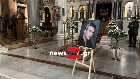 Συγκινητικές στιγμές στην κηδεία του Μανώλη Λιδάκη Τον αποχαιρέτησαν με το «Άστρα μη με