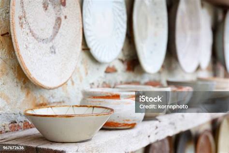 앙 티크 백색 및 컬러 컵 항아리 접시와 그릇 빈티지와 레트로 오래 된 나무 선반과 가정과 식당 내부 또는 외부 건축 장식 배경