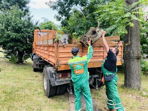 Екипи на БКС отстраняват щетите след бурята в община Враца снимки