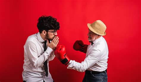 젊은 대 노인 권투 장갑을 가진 아버지와 아들의 스튜디오 샷 권투 글러브에 대한 스톡 사진 및 기타 이미지 권투 글러브 권투 선수 권투 스포츠 Istock