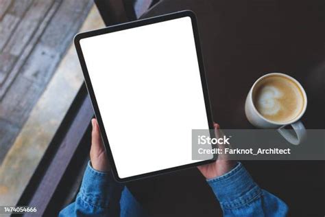 카페에서 빈 흰색 데스크톱 화면으로 디지털 태블릿을 들고있는 여성의 최고 보기 모형 이미지 35 39세에 대한 스톡 사진 및 기타 이미지 35 39세 가정 생활 공란