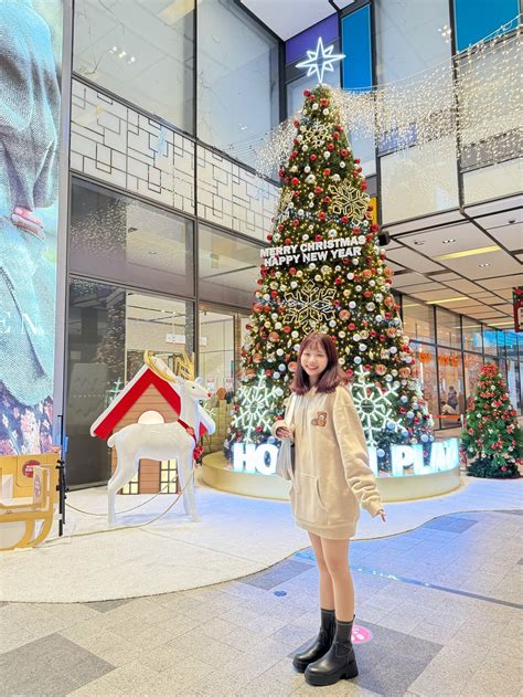12月的第一棵聖誕樹🎄 穿帽踢的季節到嚕·˚୨୧꒰∗ɞ̴̶̷ ·̮ ɞ̴̶̷∗꒱୨୧˚· 路過遇到金珉奎：幫我拍照 （到底要拍幾次😍）