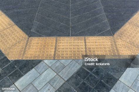 휠체어 장애인을 지원하기 위한 장애인 표지판이 있는 콘크리트 경사로 방법 휠체어 장애인을 지원하는 방법을 램프 감각 지각에 대한 스톡 사진 및 기타 이미지 Istock