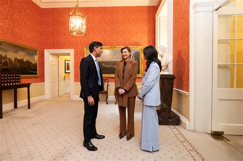 Олена Зеленська зустрілася із дружиною премєр міністра Великої Британії Акшатою Мурті фото Nv