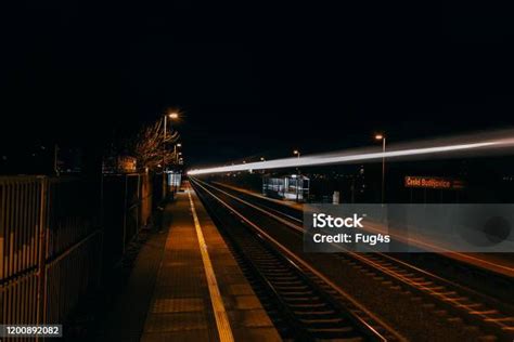 밤에 역에서 밝은 다채로운 기차 트레일 공중 보기 교통 여행 긴 노출 사진 고속도로에 대한 스톡 사진 및 기타 이미지 고속도로 교통 교통수단 Istock