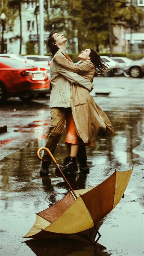 دخت تاجیک، گویی پاره‌ای از تاریخ کهن است که در جامه‌ای از هنر و اصالت قدم برمی‌دارد لباسش