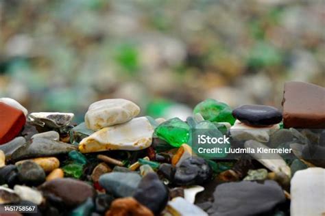 유리는 일본해의 피터 대왕만의 북쪽 해안에있는 만입니다 우수리 만의 일부입니다 여러 가지 빛깔의 유리 해변 위로 파도가 굴러갑니다 해변에 대한 스톡 사진 및 기타 이미지