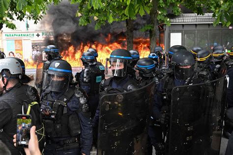 격렬했던 프랑스 노동절 시위…540명 체포·경찰 406명 부상 Sbs Biz