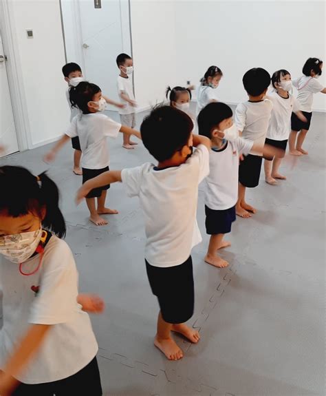 키즈스토리 유치원 체육수업 신체수단을 이용하거나 신체적 운동반응이 요구되는 놀이로 다음과 같은 Facebook