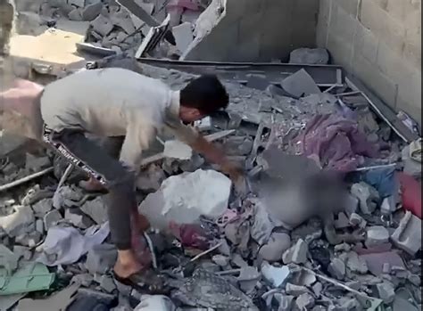 صحنه‌ای دلخراش از پرت شدن جنازه بچه‌ فلسطینی به ساختمان کناری در غزه فیلم