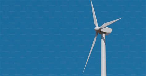 푸른 하늘을 배경으로 풍력 터빈이 보입니다 사진 Unsplash의 풍력 터빈 이미지