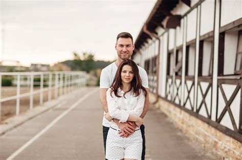 따뜻한 여름 날에 야외에서 즐거운 시간을 보내는 행복한 젊은 남자와 여자 말 랜초 근처에서 포옹하는 부부 20 29세에 대한 스톡 사진 및 기타 이미지 Istock