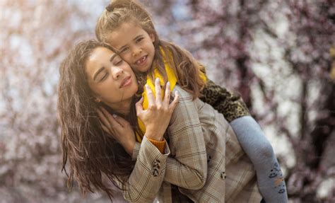 당신과 함께하는 나의 하루는 훌륭합니다 공원에서 딸과 함께 있는 아프리카계 미국인 어머니 사진 Unsplash의 세르비아 이미지