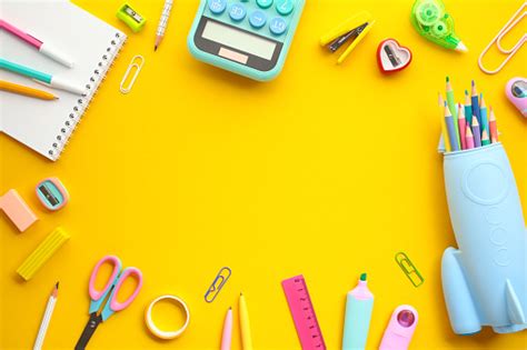학교 컨셉으로 돌아 가기 노란색 배경에 화려한 학용품 로켓 모양의 필통 계산기 메모장 가위 펜 클립 숫돌의 프레임 플랫 레이 평면도 복사 공간 배경 주제에 대한 스톡 사진
