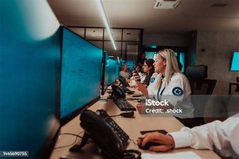 데이터 시스템 제어실에서 일하는 여성 보안 운영자 그룹 여러 디스플레이가 있는 워크스테이션에서 작업하는 기술 운영자 감시의 여러