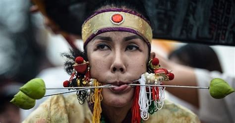 자학인가 神과의 소통인가태국 푸껫 채식주의자 축제 개막