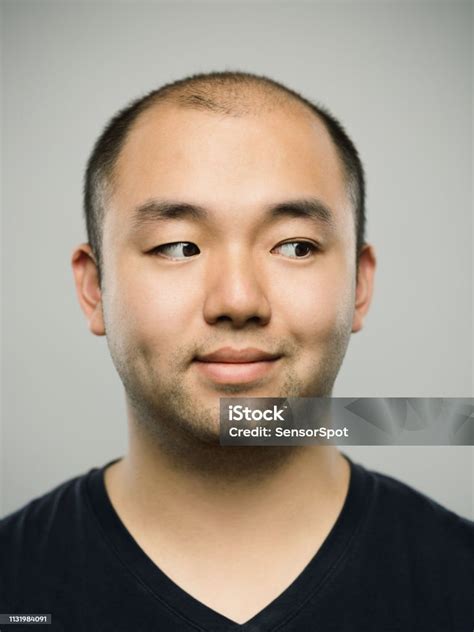 옆을 바라보는 행복 한 표정을 가진 진짜 젊은 성인 중국 남자의 초상화 일본 민족에 대한 스톡 사진 및 기타 이미지 일본 민족 남자 남자들만 Istock
