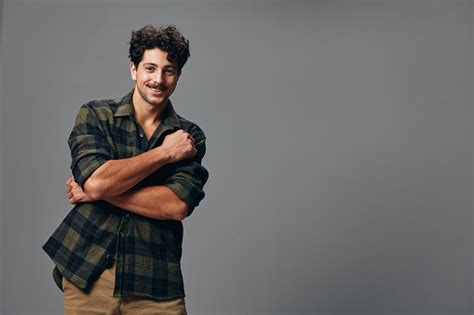 남자 배경 복사 공간 유행 셔츠 현대 아름 다운 미소 초상화 힙 스터 패션 잘 생긴 얼굴 러시아에 대한 스톡 사진 및 기타